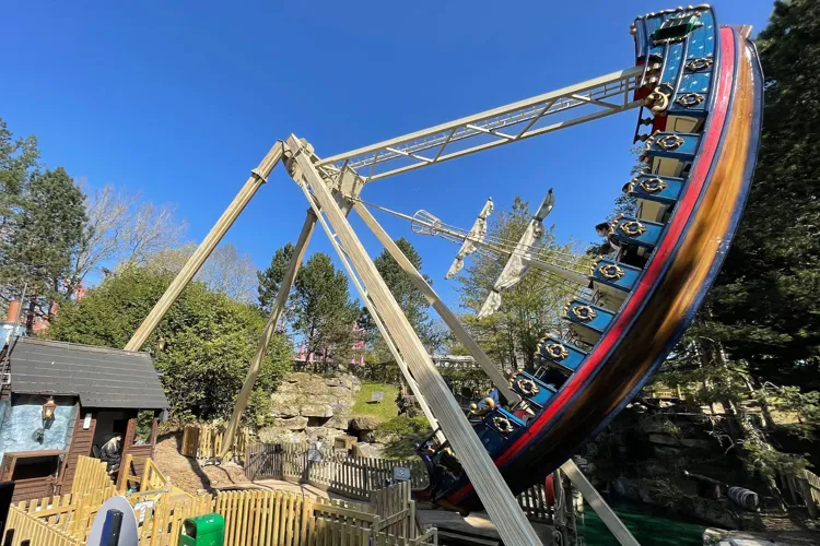 Blue Barnacle Family Theme Park Ride | Chessington